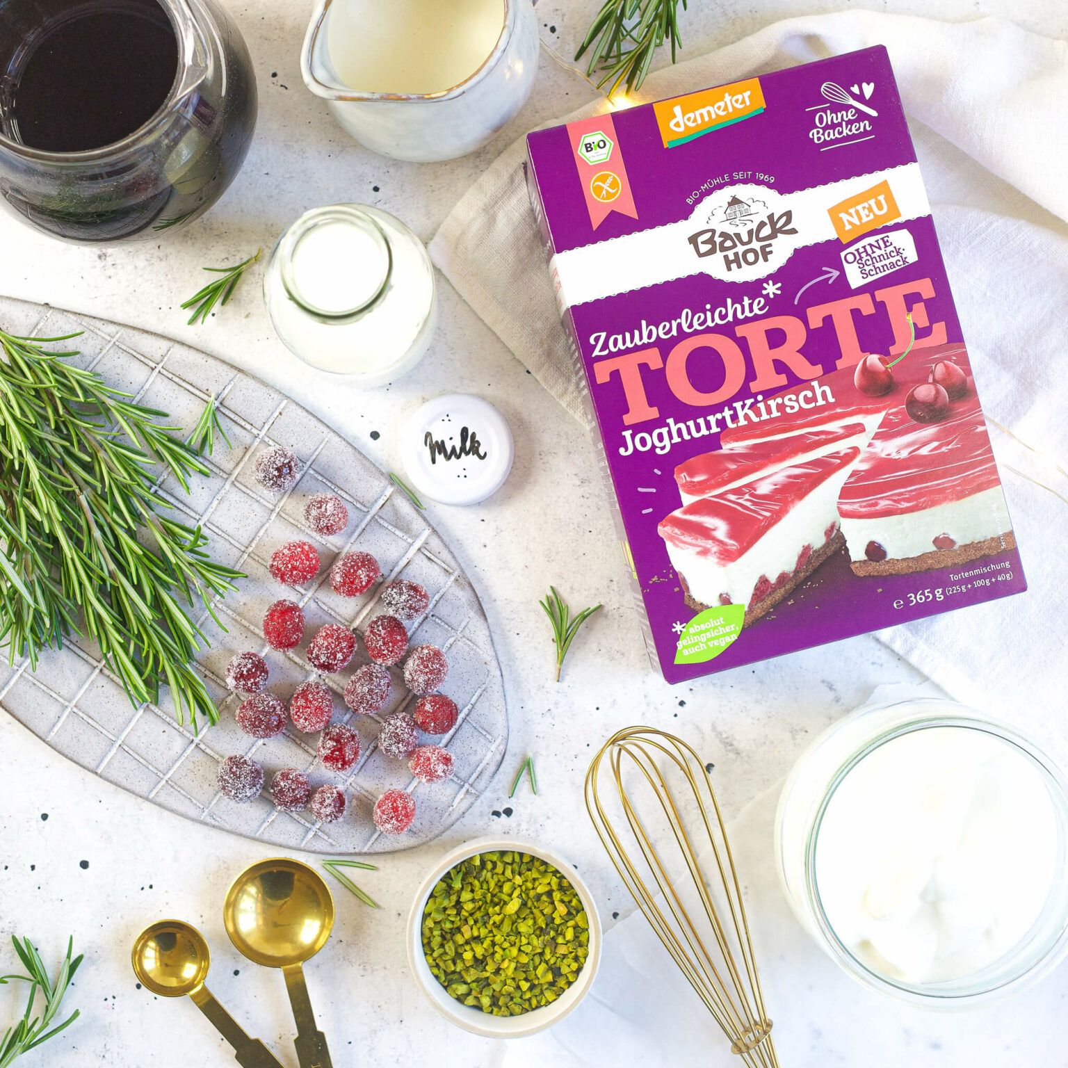 No Bake Kirschkuchen mit Punch weihnachtlich dekoriert