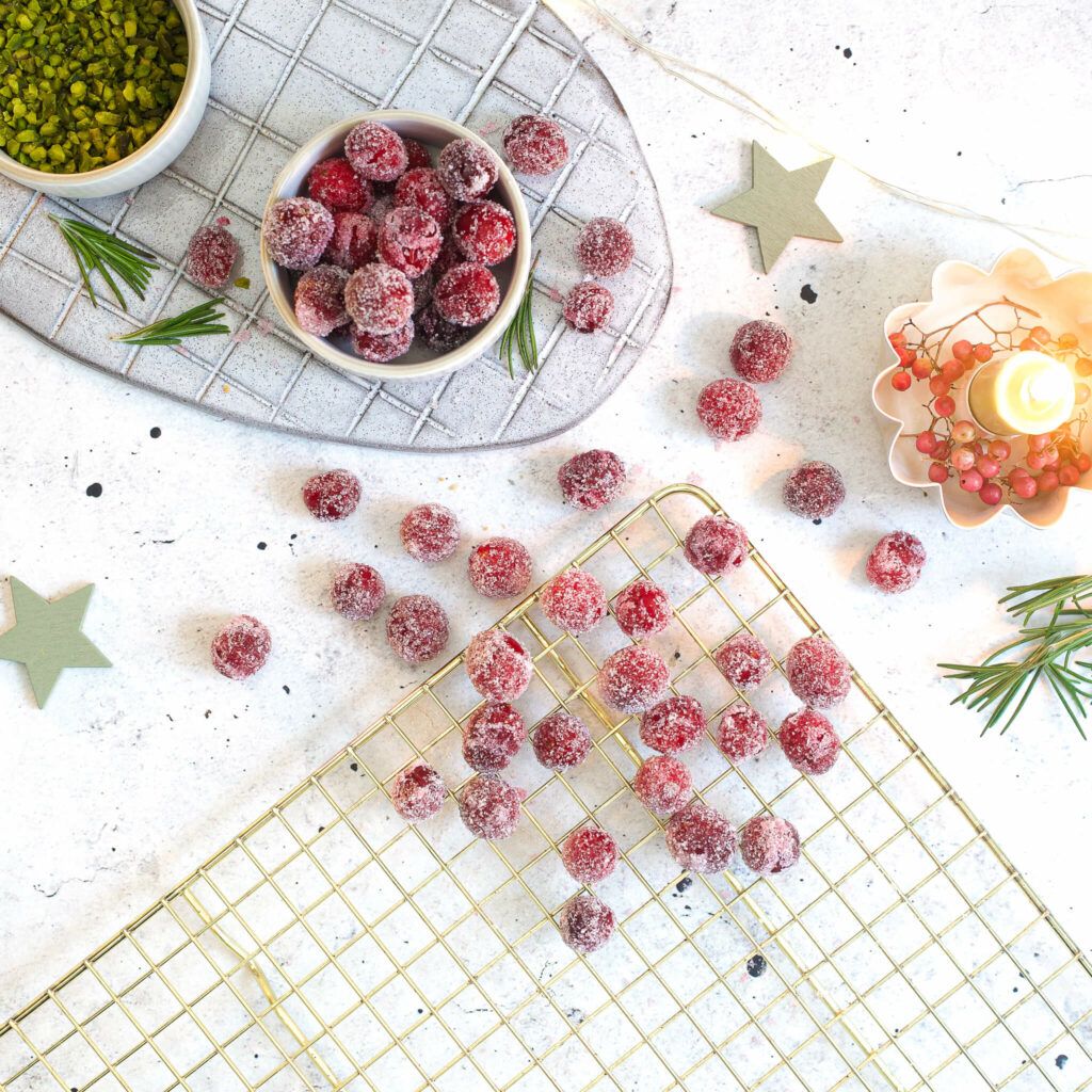 No Bake Kirschkuchen mit Punch weihnachtlich dekoriert