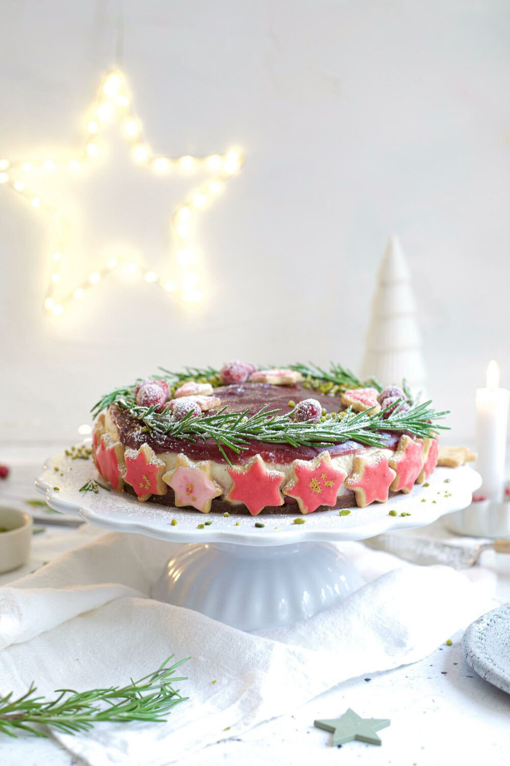 No Bake Kirschkuchen mit Punch weihnachtlich dekoriert