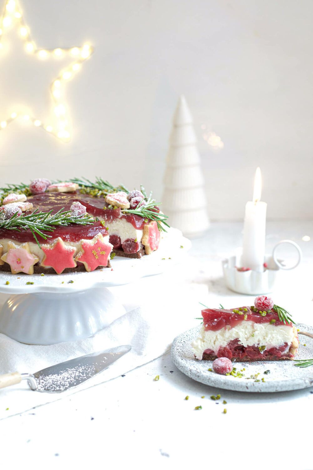 No Bake Kirschkuchen mit Punch weihnachtlich dekoriert