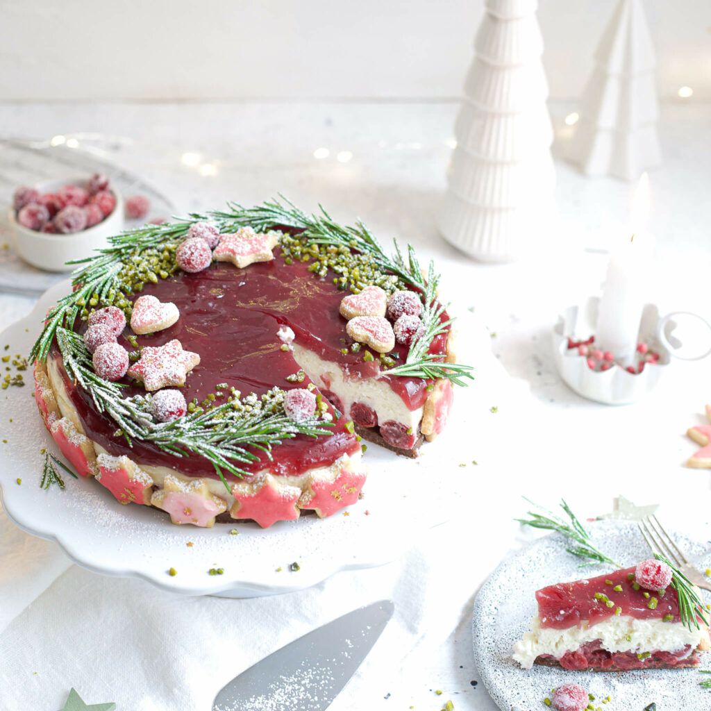 No Bake Kirschkuchen mit Punch weihnachtlich dekoriert