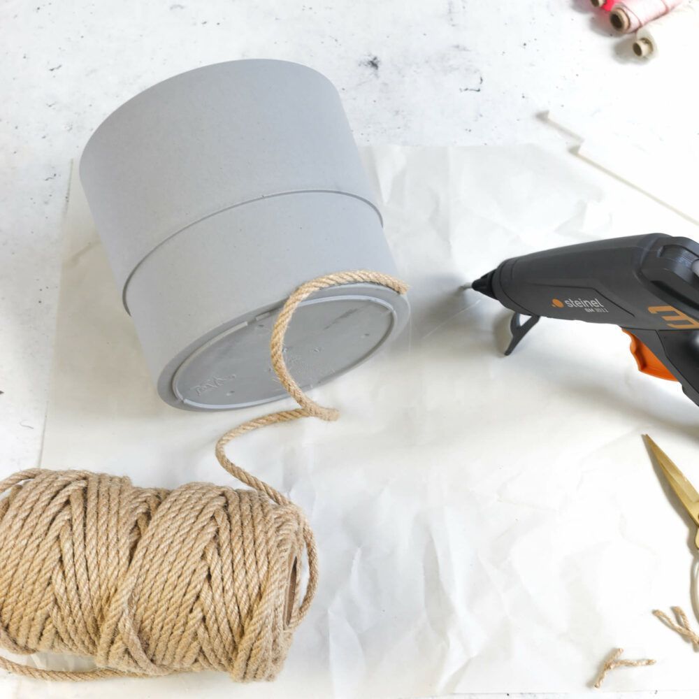 Blumentopf Upcycling mit Seil und Farbe