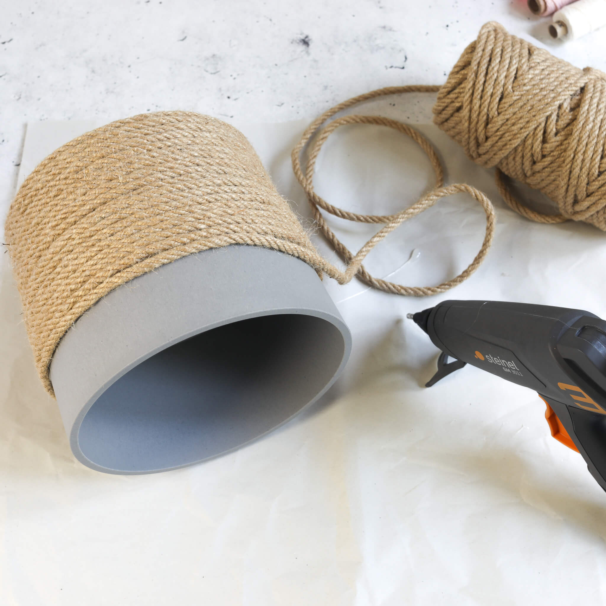 Blumentopf Upcycling mit Seil und Farbe